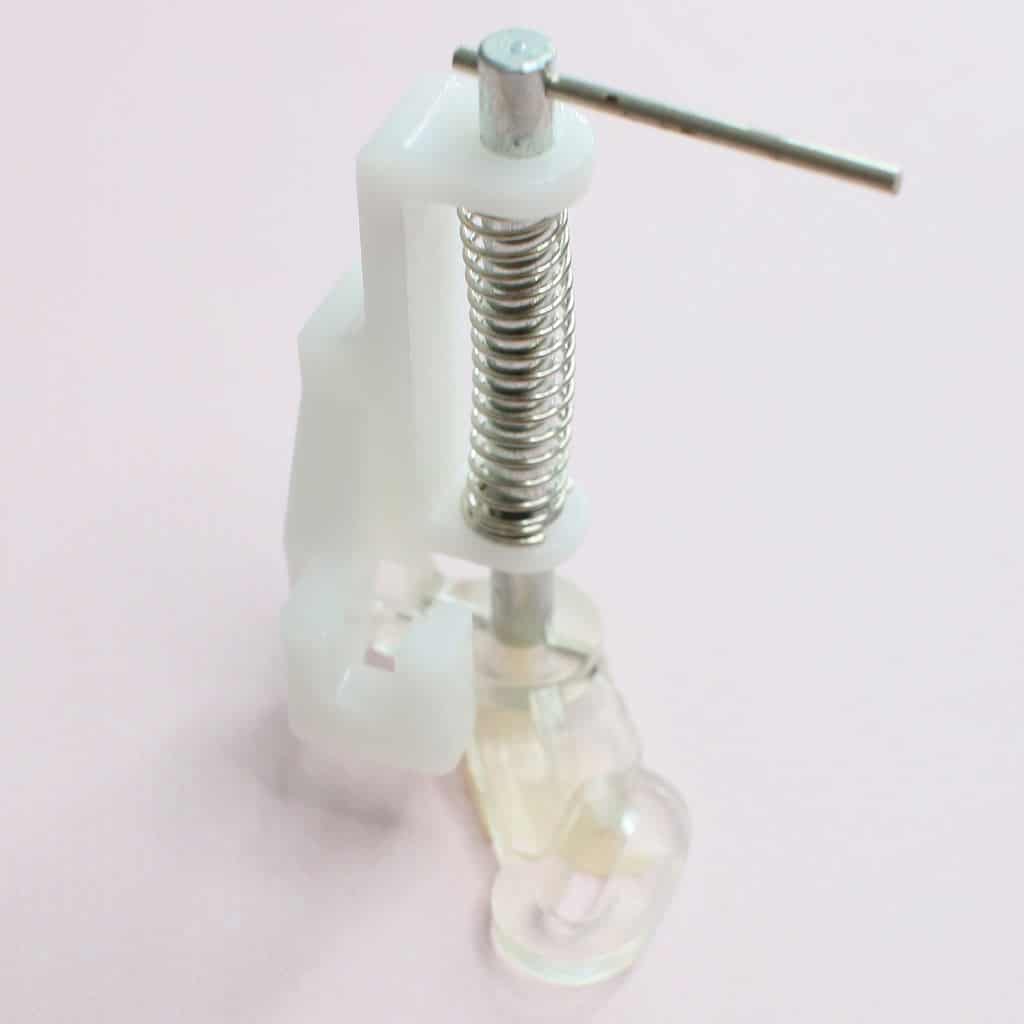 Darning Foot, How to Use a Free Motion Foot (Easy!) | TREASURIE