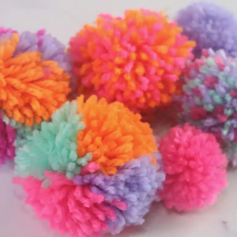 How to Make Pom Poms with Cardboard {Printable Templates} | TREASURIE